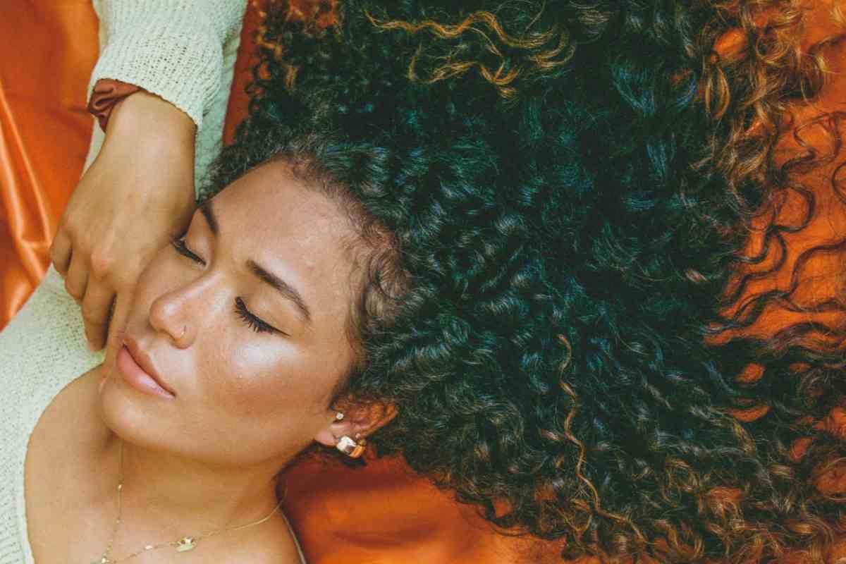 Capelli ricci, l'effetto crespo è l'incubo dell'estate: i prodotti ...